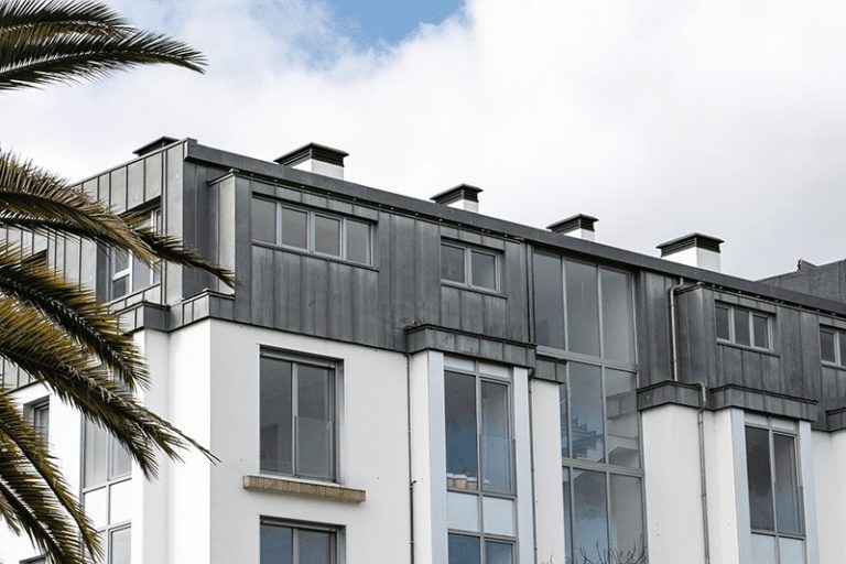 Blacha na rąbek stojący: rodzaje, cena i montaż [krok po kroku]